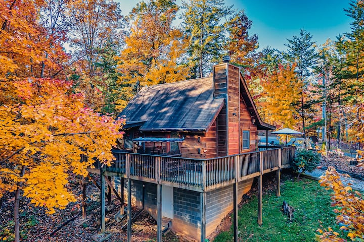 Secluded Romance W/ Hot Tub, Fireplace, Jacuzzi - Gatlinburg, TN