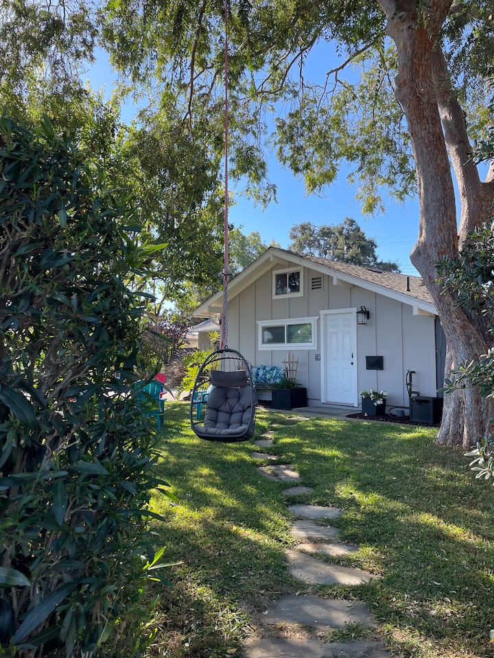 Sun, Fun And The Beach Studio With Full Bathroom - Isla Vista, CA