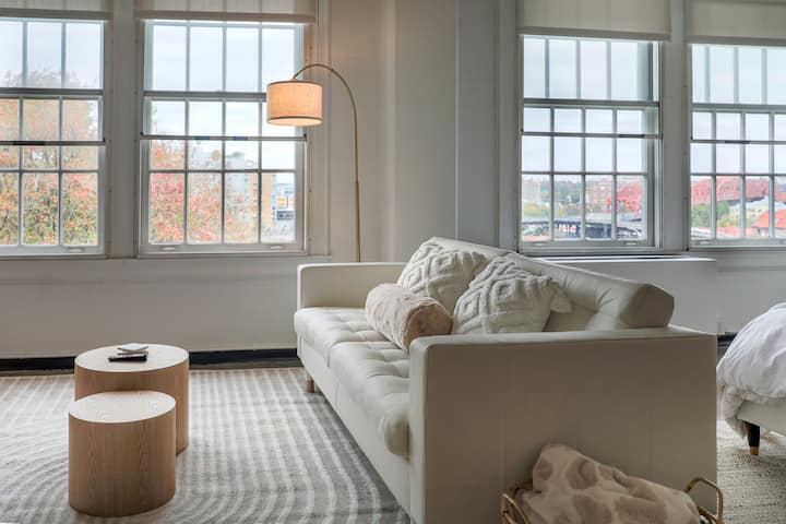 King Bed Winter Hawk Suite! Free Garage Parking. - Portland, OR