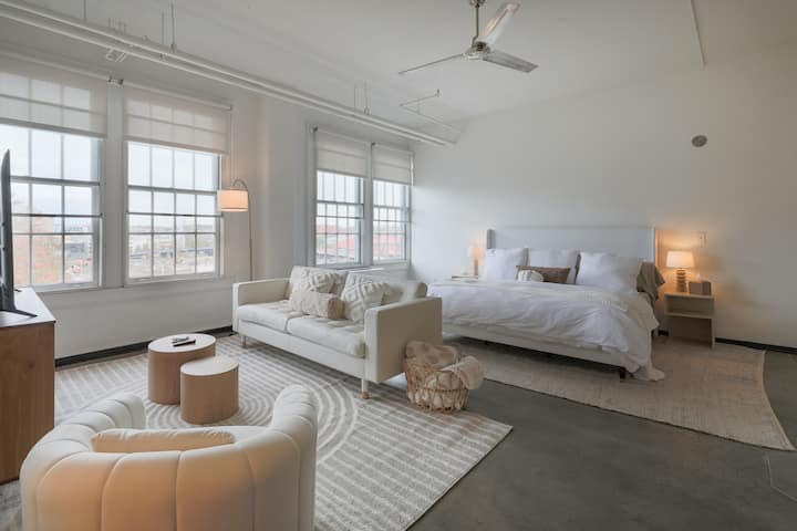 King Bed Winter Hawk Suite! Free Garage Parking. - Portland, OR