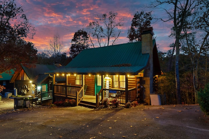 1 Mile To Parkway! Pool, Hot Tub, & Game Rm! - Pigeon Forge, TN