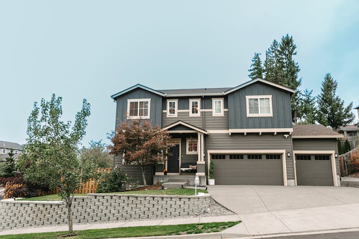 A Beautiful Home With Valley Views - Happy Valley, OR