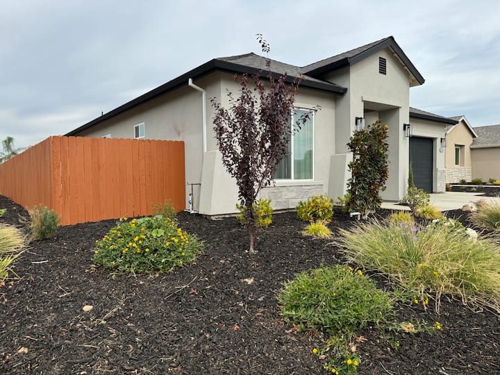 New One-story Home * Quiet Neighborhood - Sacramento, CA