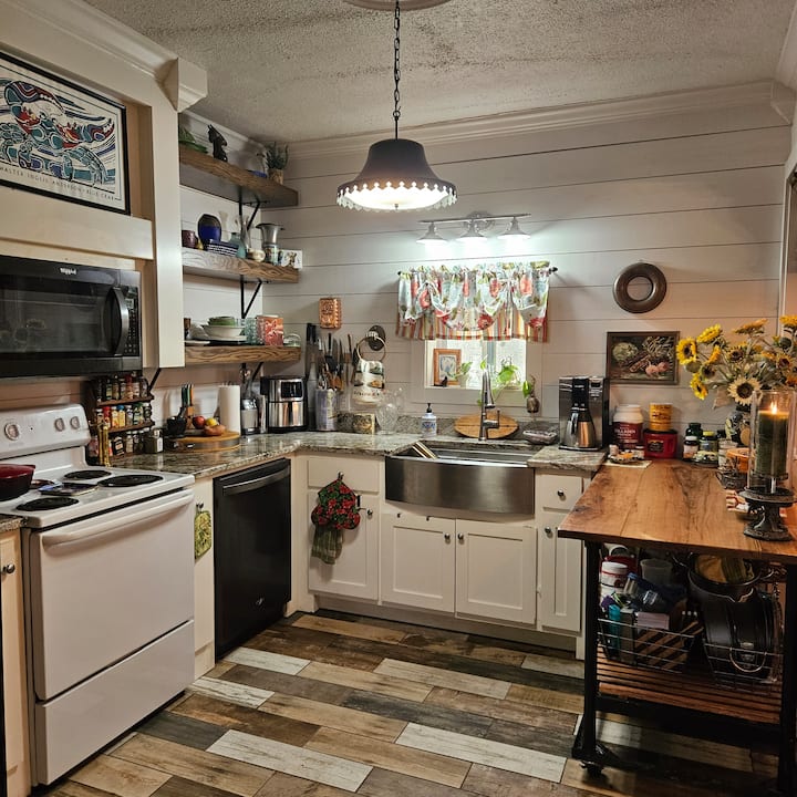 Room-to-go! Private Bath, No Cleaning Fee - Pulaski, TN