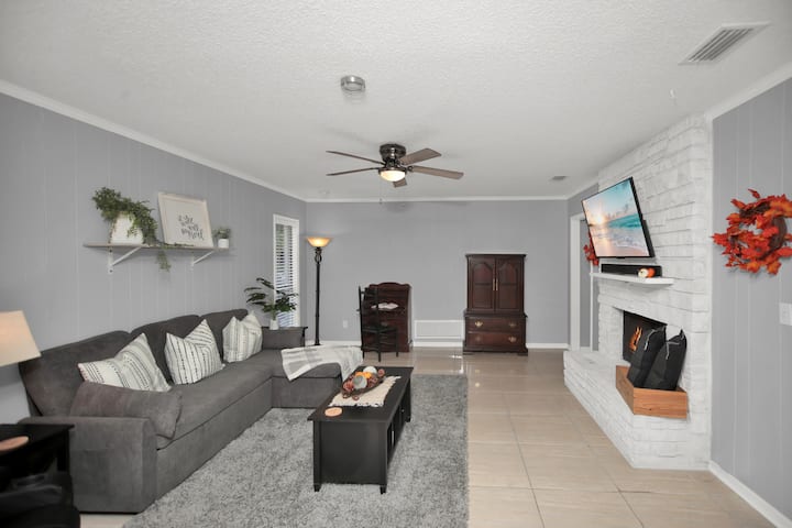 Out-of-towners Delight-sleeps 12 - Jacksonville, FL