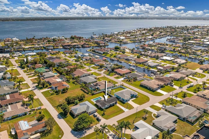 Summer Escape With Private Pool + Master Suite - Cape Coral, FL