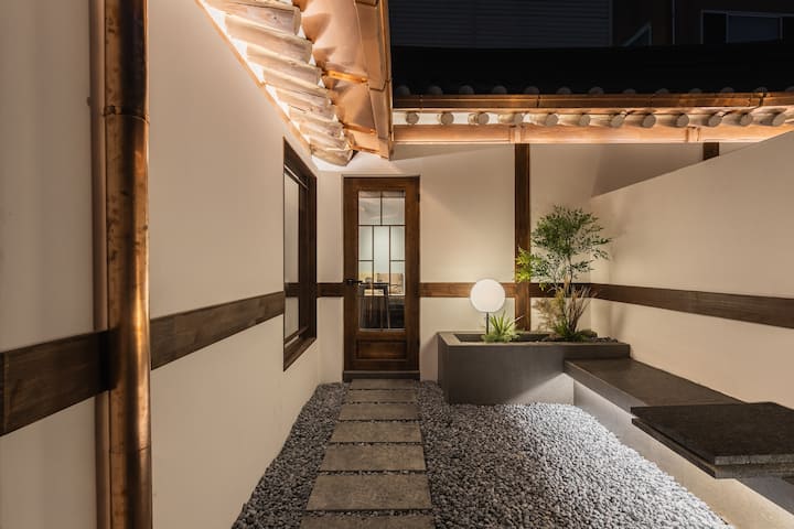 A Vibrant Modern Hanok, Stay Warm Hearth - West - 