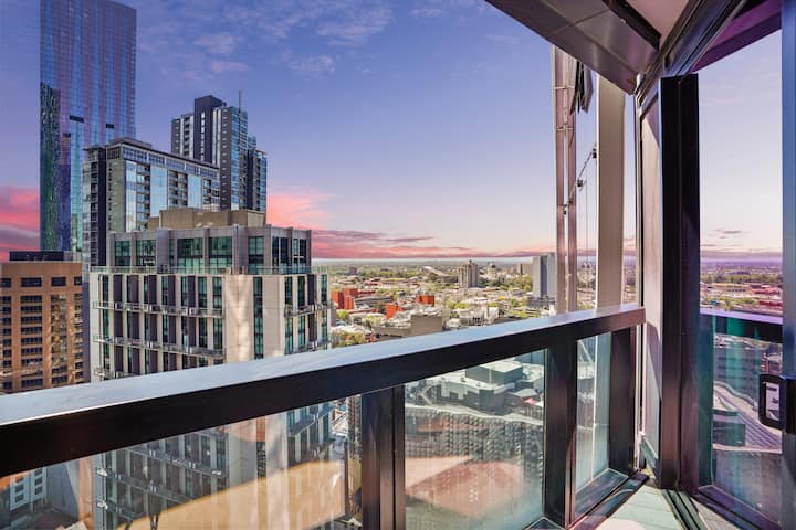 Steps To Rmit Uni & A Range Of City Life 2b2b Cbd - The University of Melbourne