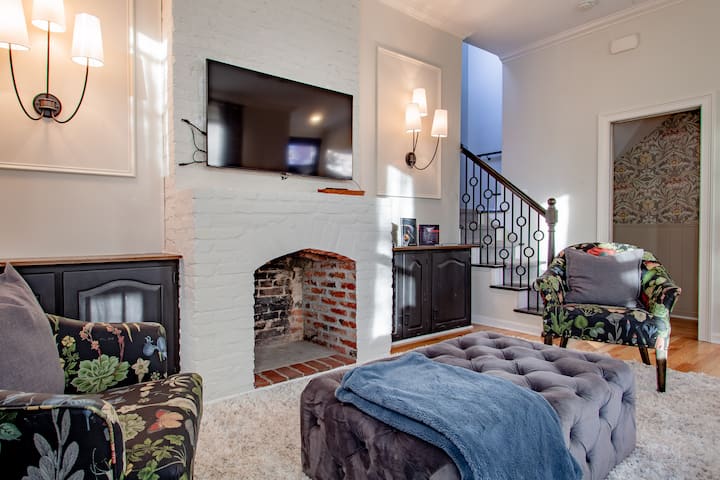 Exceptional Designer Victorian / Near Metro Subway - Washington Navy Yard, DC