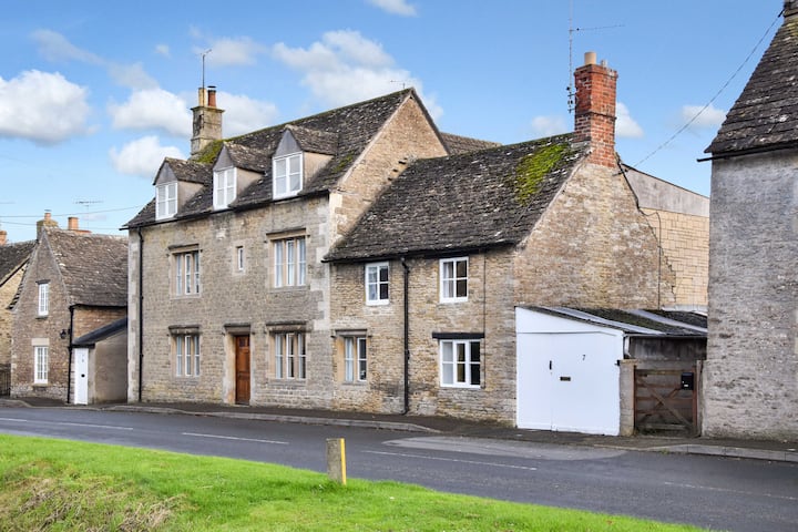 Stonemason’s Cottage | Village Stay Near Lakes - South Cerney