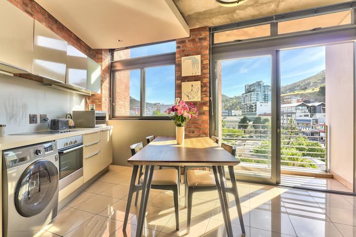 Delightful City Pad With Stunning Mountain Views - Cape Town