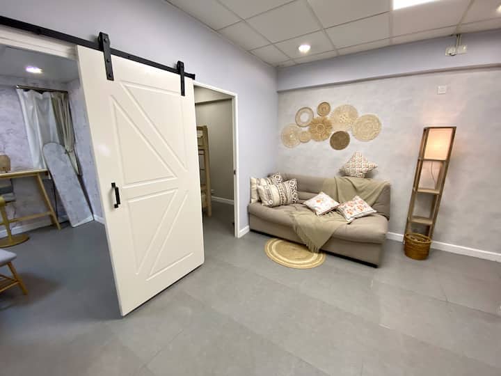 Cozystay 8pax Bohemian Apartment At City Center - Hong Kong