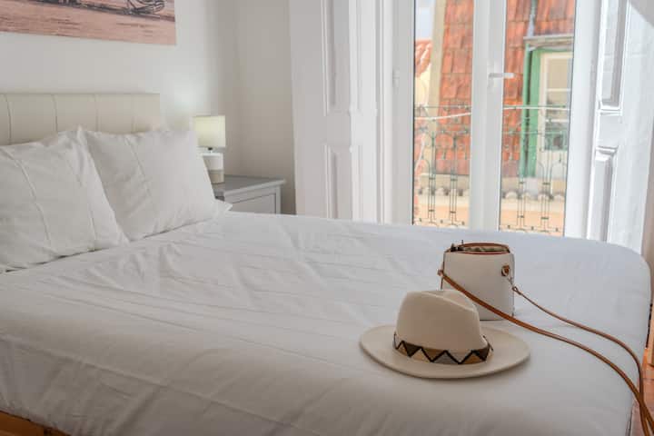 2 Bedroom Bliss With Balcony - Lisbon