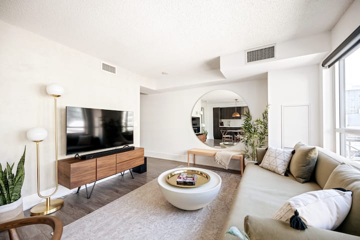 Elegant Condo W/ Free Parking, King Bed, Gym, Pool - Toronto