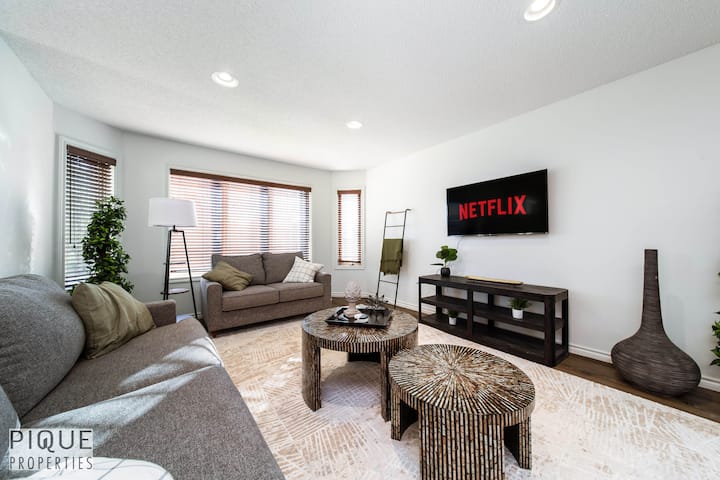 Chic 3br Modern Home| Wi-fi | Netflix | Sleeps 8! - Edmonton
