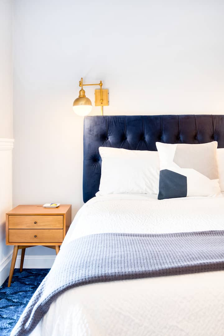 Hudson Whaler Hotel - Queen Deluxe 304 - Hudson, NY