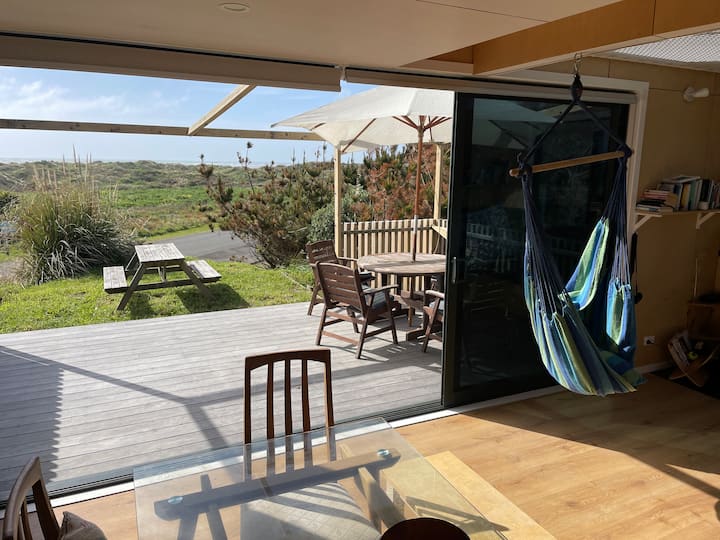 New Stylish Bach Across From Beach - Manakau