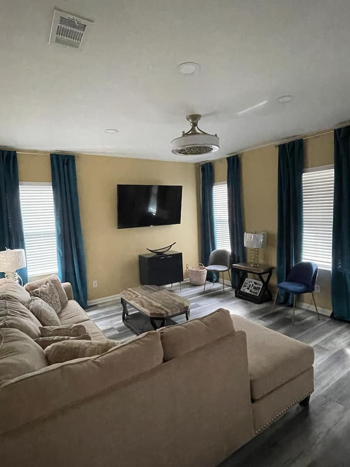 Urban Bungalow 5min To Ever-bank Field - Jacksonville, FL