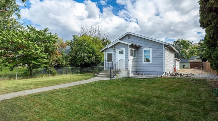 Modern Cozy Cottage| Rv Hookups| Game Room| Wifi - Grandview, WA
