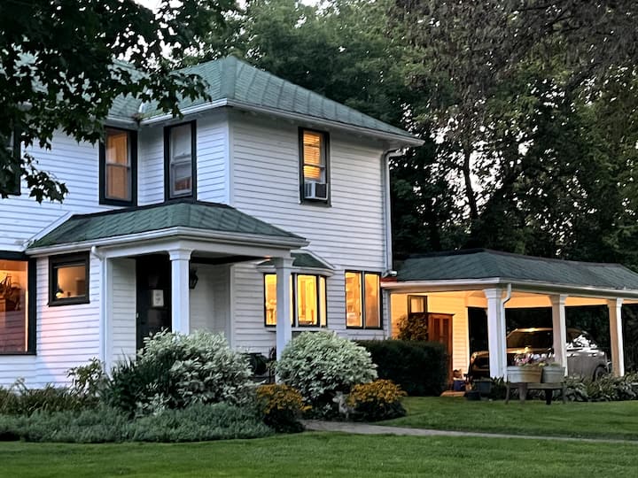 Crooked House Farm - Mastersuite W Jacuzzi Bath - Lake Orion, MI