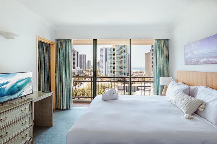 Lagoon Pool & Waterslides, Ocean Views, Beachside - Surfers Paradise