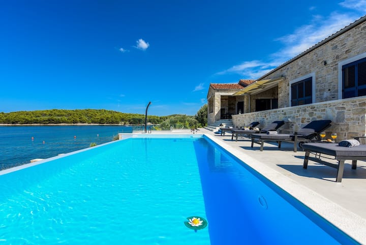 Beachfront Unique Property. - Sukošan