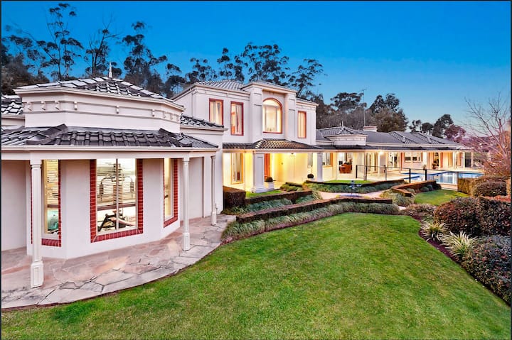 6 Bdrs Villa With Pool & Tennis Court - Melbourne