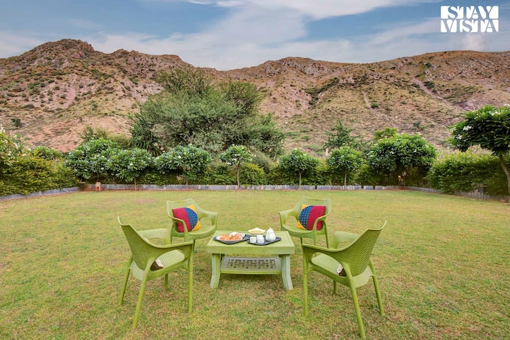 Stayvista At Vibrant @The Foothills -Lawn, Bonfire - Pushkar