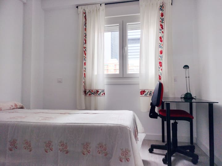 Habitación Con Baño Privado - (Solo Para Mujeres) - Madrid