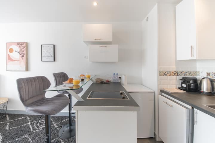 Eiffel Tower View: Stylish Studio With Balcony ! - París