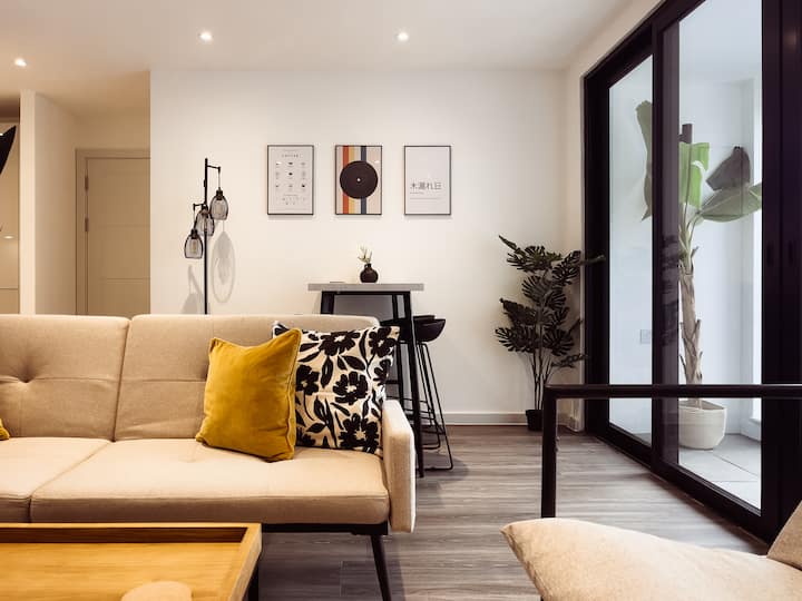Boutique 1-bed | Balcony, Parking & Workspace - Twickenham