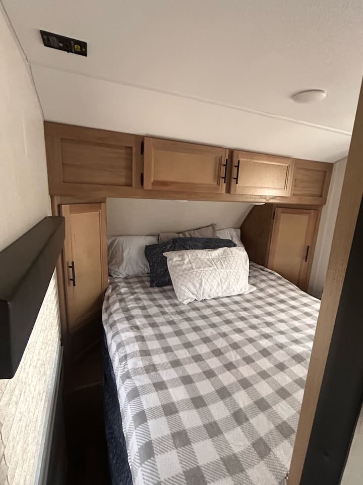 The Wolf Pup Experience W/ Bunk Beds & Queen Bed - Homestead, FL