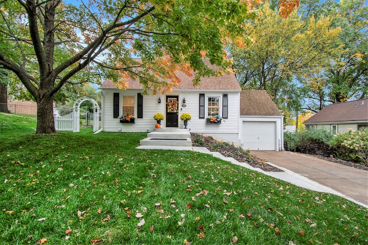 Beautiful Benson Cottage With Year-round Hot Tub! - Omaha, NE