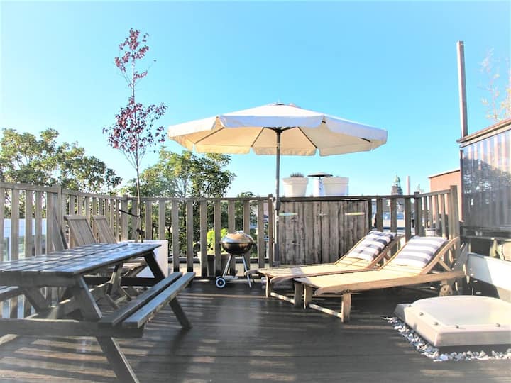 Modern Roof Terrace Condo + Canal View - Amsterdam