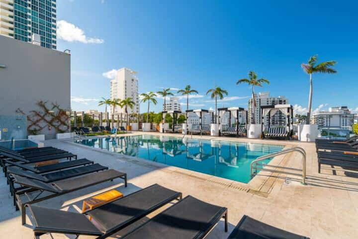 Miami Beach King Getaway, Pool Access, Free Wifi - Miami Beach, FL