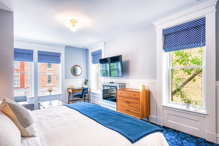 Hudson Whaler Hotel - King Deluxe Suite 202 - Hudson, NY