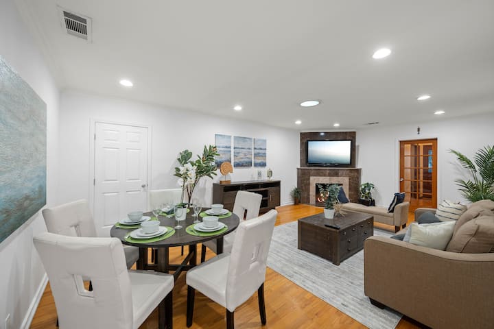 Modern 4br 1.5ba W/pool Table - Magic Mountain, CA