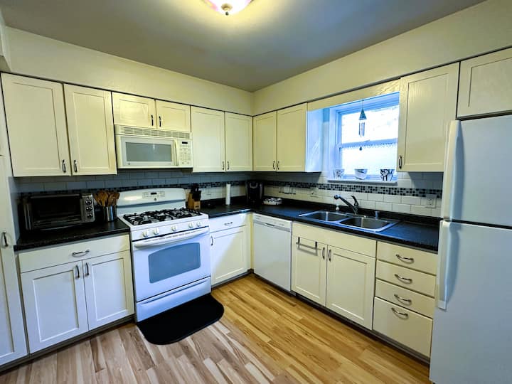 Cozy Retreat In The Heart Of Madison - Madison, WI