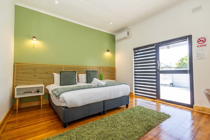 Neat & Spacious King Unit - East London