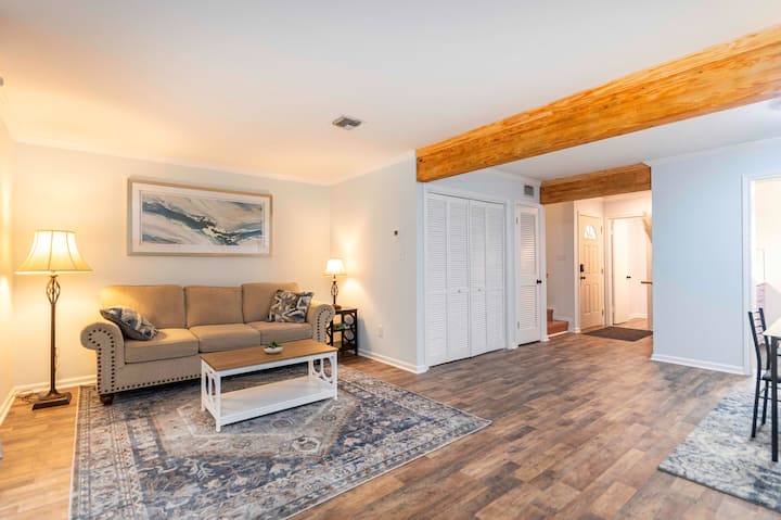 Spacious 3br Townhome Near Downtown Lafayette - Lafayette, LA