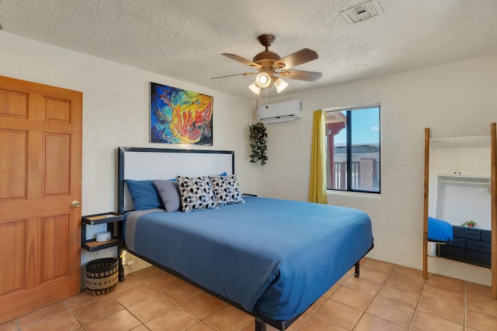 Midtown 2-bed: King Suite, Pvt Yard & Laundry - Arizona