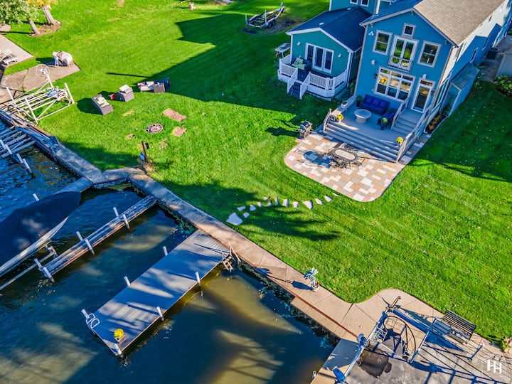 Riverfront, Walk To The Norge Ski Jump & Metra! - Cary, IL