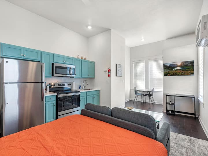 Stylish Montrose Studio - South Park - Houston