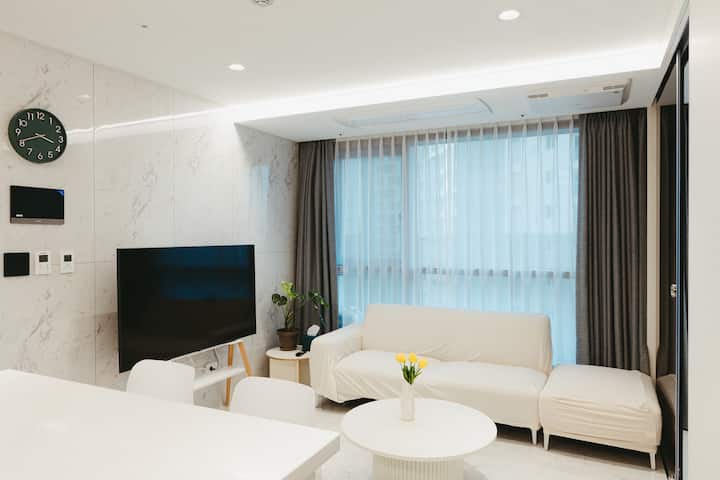 Green-toned Stylish 2br ｜5 Min To Subway Line 3 - Seoul