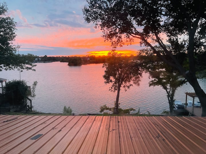 Gorgeous Retreat With Breathtaking Lake Views! - Irving, TX