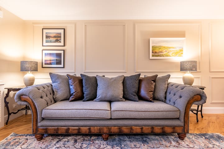 Apartment 91 • Beautiful City Home • Parking - Loch Ness