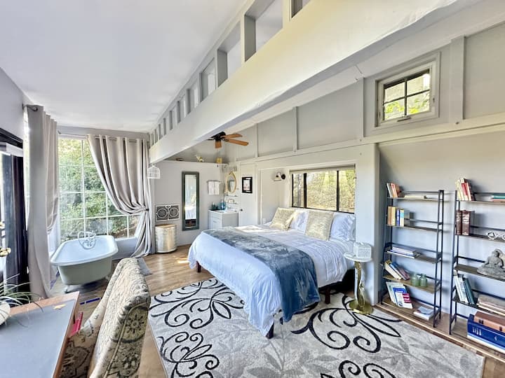 La Retreat W/ Kingbed, Hot Tub & Mountain Views! - Los Angeles, CA