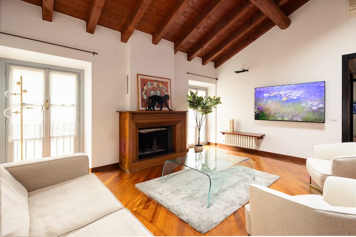 Luxury Central Apartment + Private Parking, Como - Como