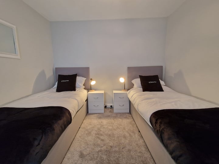 4 Bedroom Accommodation Merthyr - Merthyr Tydfil
