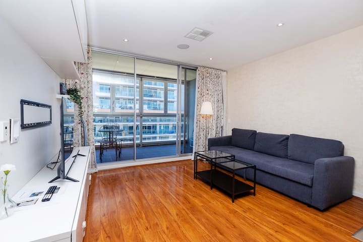 Delightful 2br Apartment With Parkings Pool Sauna - Adelaide